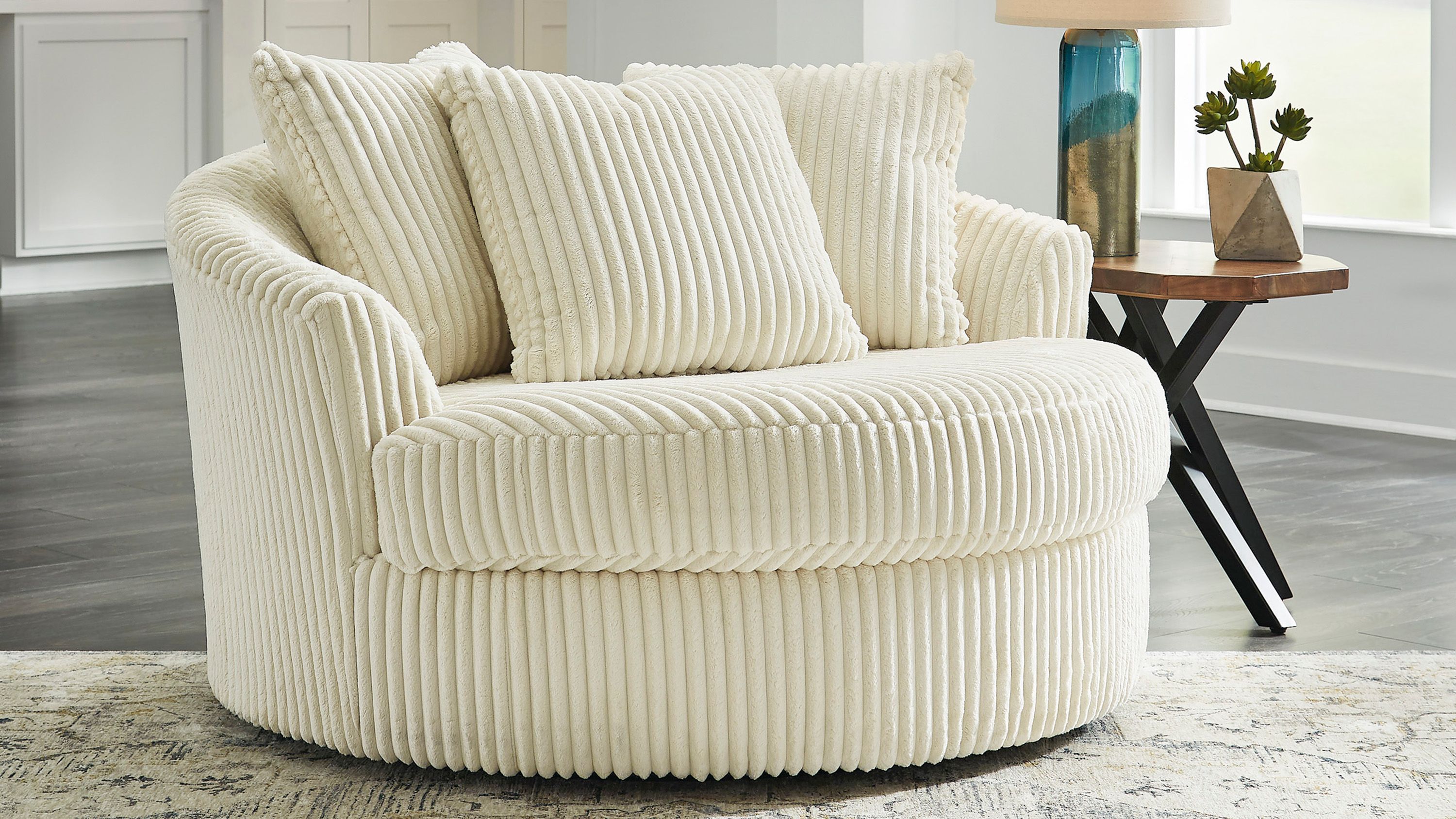 Lindyn Oversized Swivel Accent Chair | Raymour & Flanigan